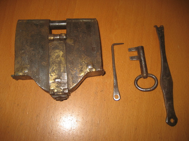 Extremely Puzzling: Trick Lock Indian Three Keys