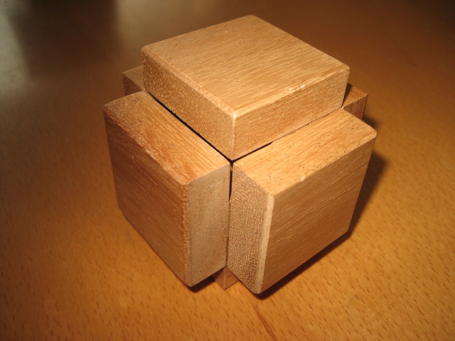 Extremely Puzzling: Interlock 3 Pieces